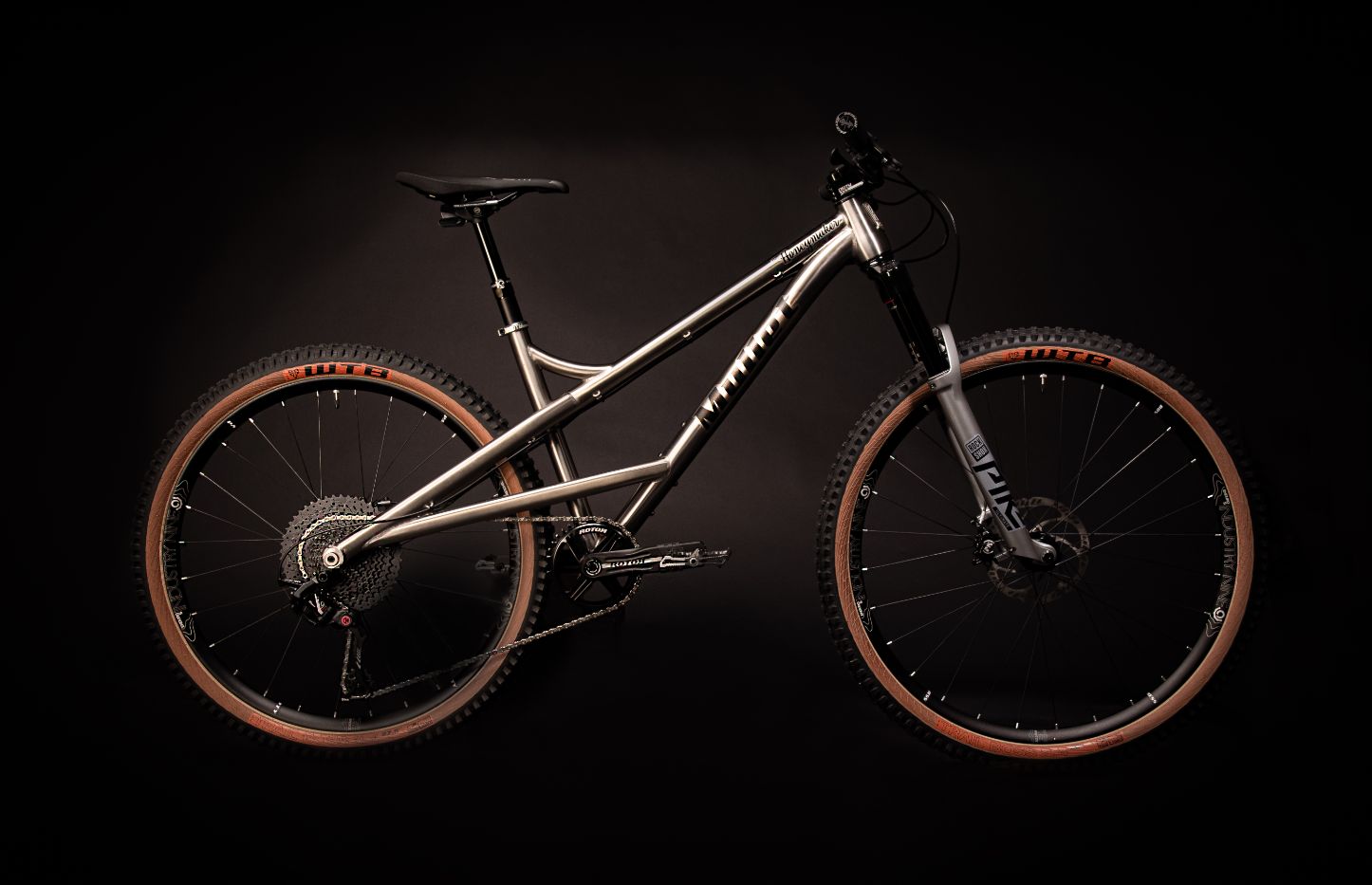 Das Titan Hardtail „The Honeymaker“. Mullet Bikes zu Besuch ...